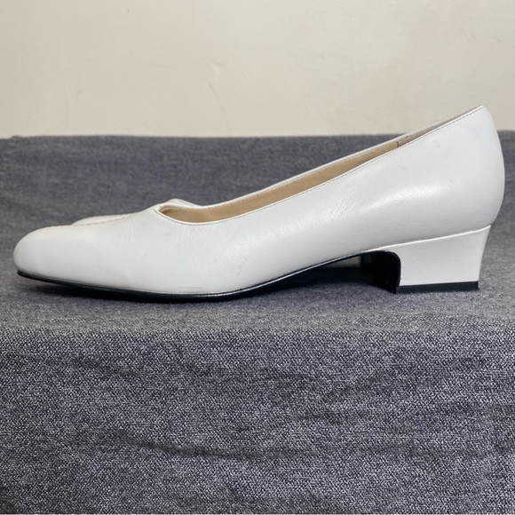 Trotters | Shoes | Trotters Doris Pumps Shoes Women 85m White Leather ...
